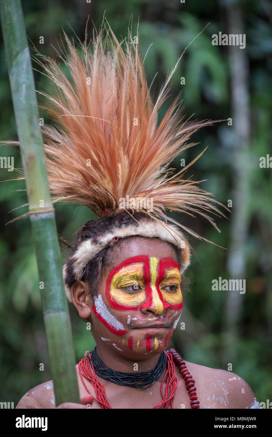 Papua new guinea woman dancer hi-res stock photography and images - Alamy