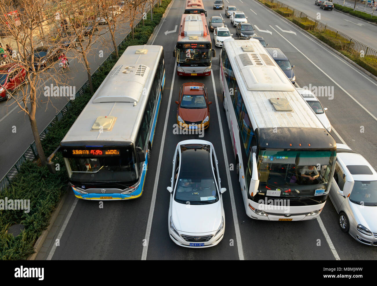 Cars red traffic light queue hi-res stock photography and images - Alamy