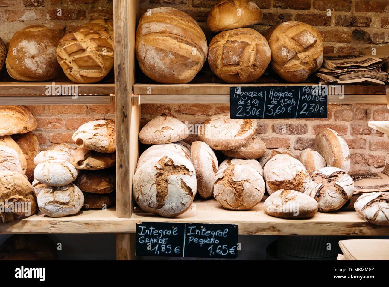 Bread in bakery hi-res stock photography and images - Alamy