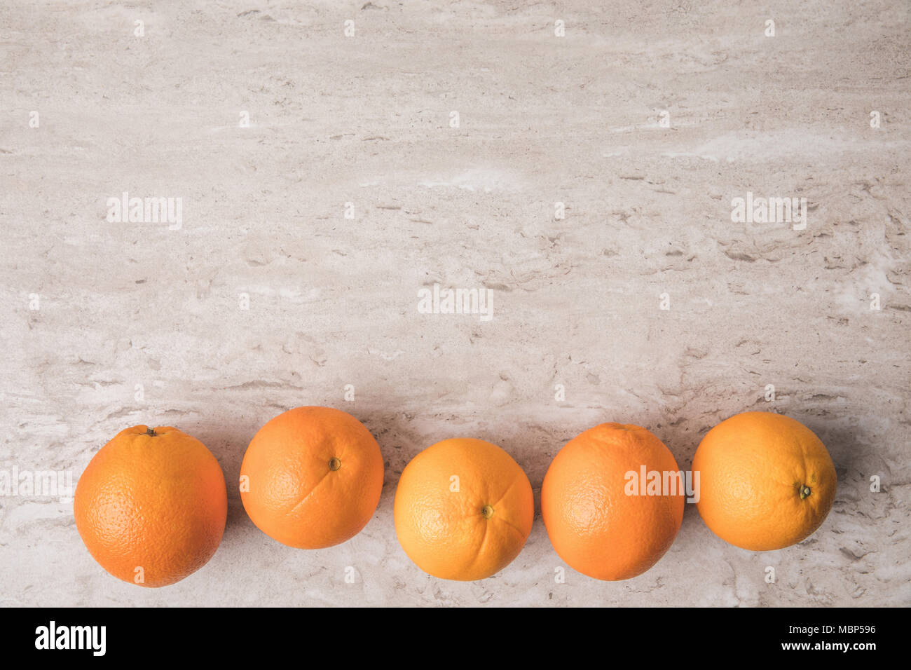Row of oranges hi-res stock photography and images - Alamy