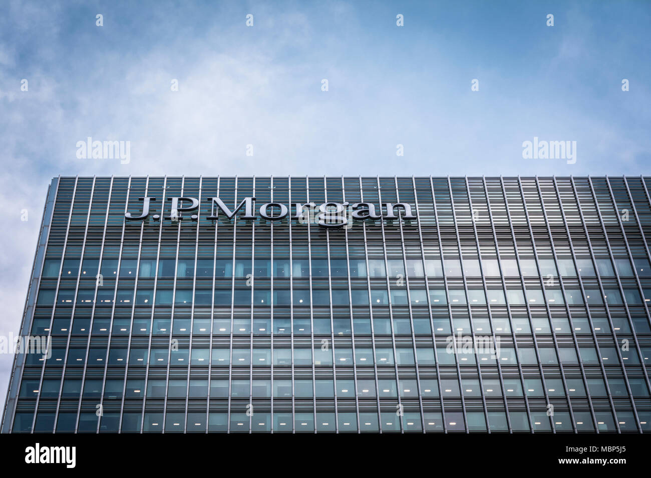 JP Morgan building signage on Bank Street, Canary Wharf, London ...