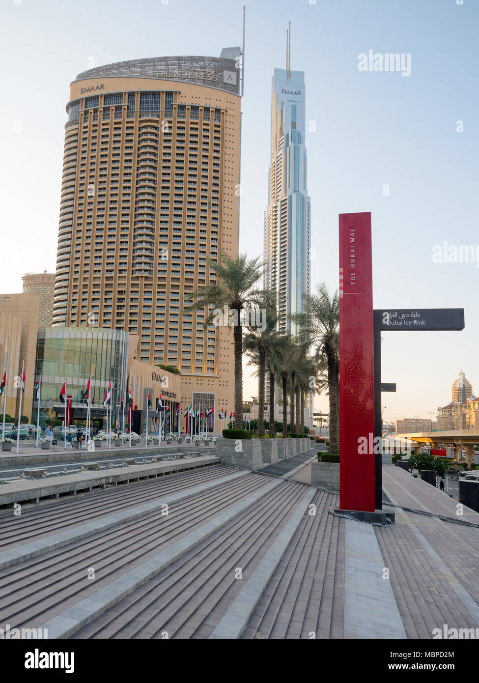 Outside area of the dubai mall hi-res stock photography and images - Alamy