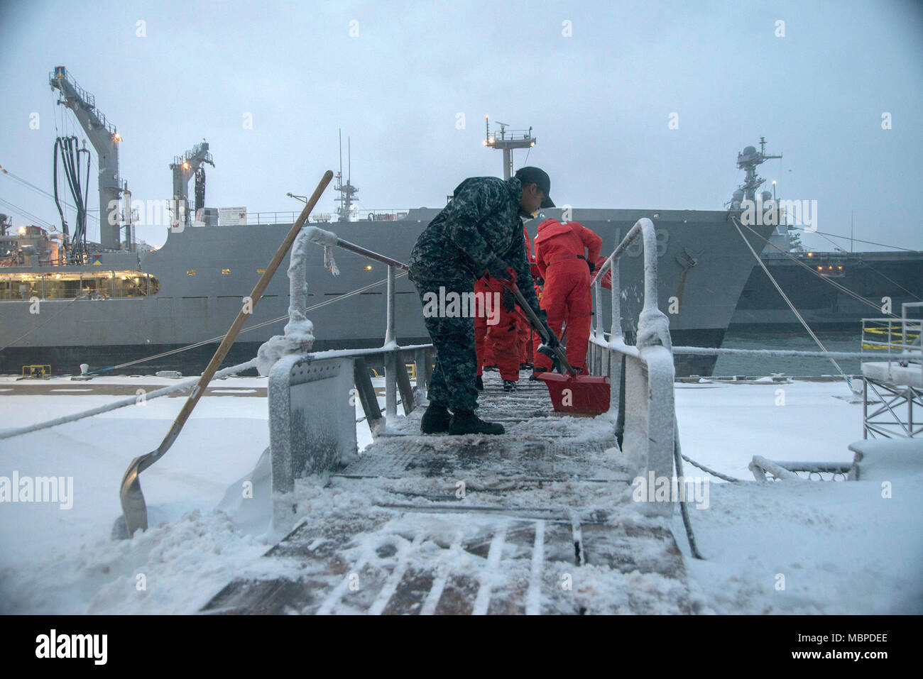 180104-N-IG466-001 NORFOLK (Jan. 4, 2017) Duty watch standers aboard ...