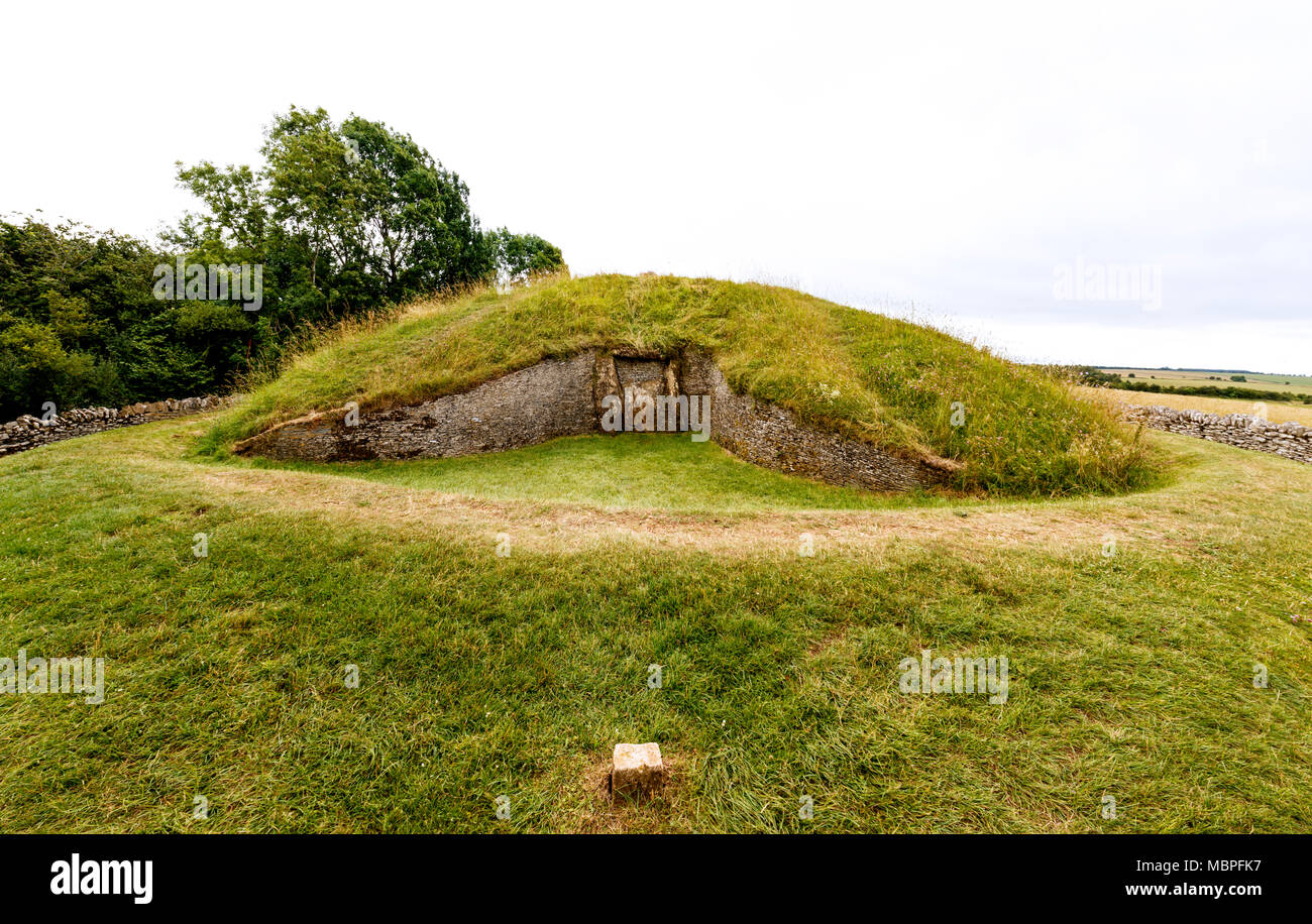 Belas Knap Long Barrow, Winchcombe, Gloucestershire. Belas Knap is a ...