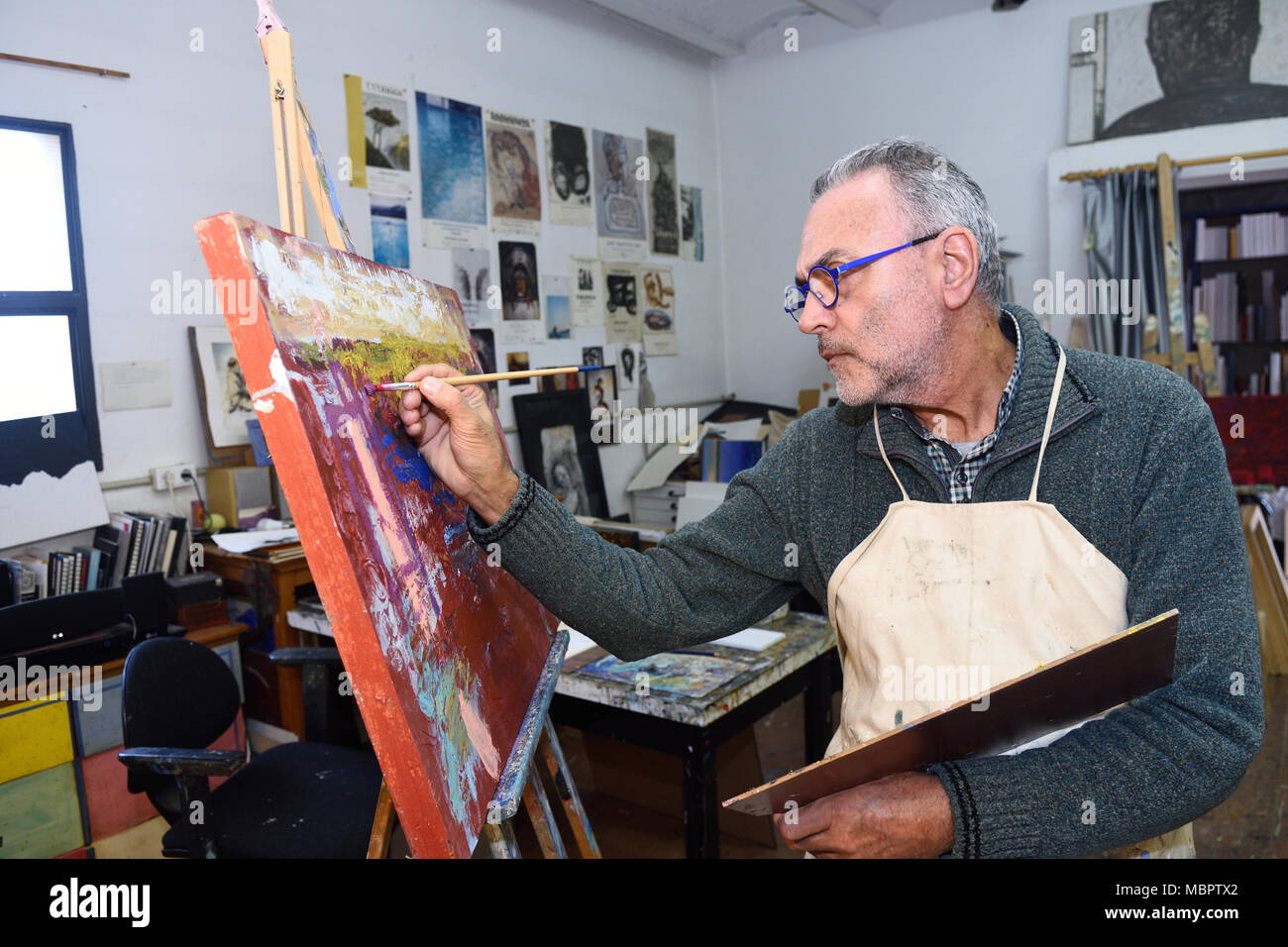 Person painting a picture hi-res stock photography and images - Alamy