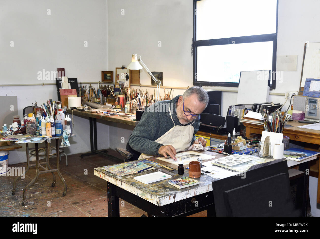 artist drawing with carbon pencil Stock Photo - Alamy
