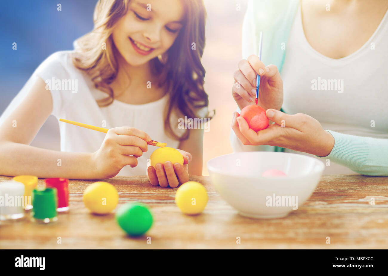 Family coloring together table hi-res stock photography and images - Alamy