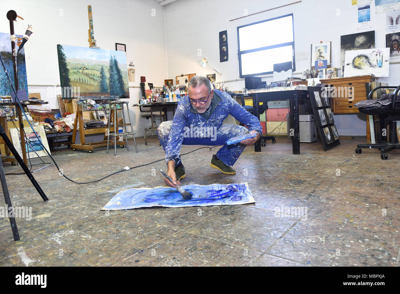 portrait of a painter artist who works in his studio Stock Photo - Alamy