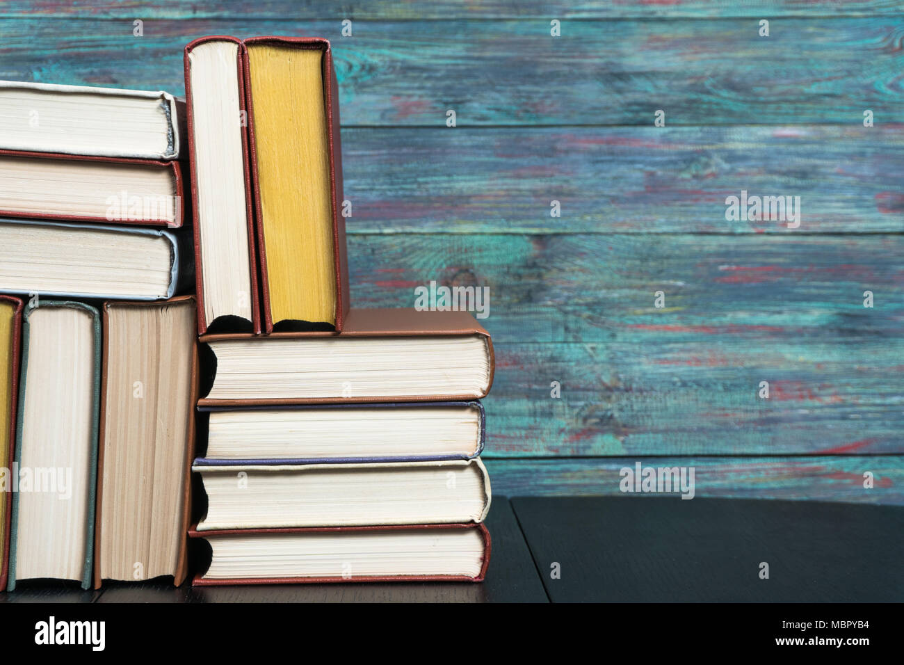 Many books in a bookstore or library Stock Photo - Alamy
