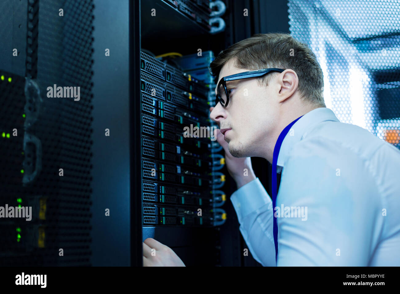 Data centre hi-res stock photography and images - Alamy