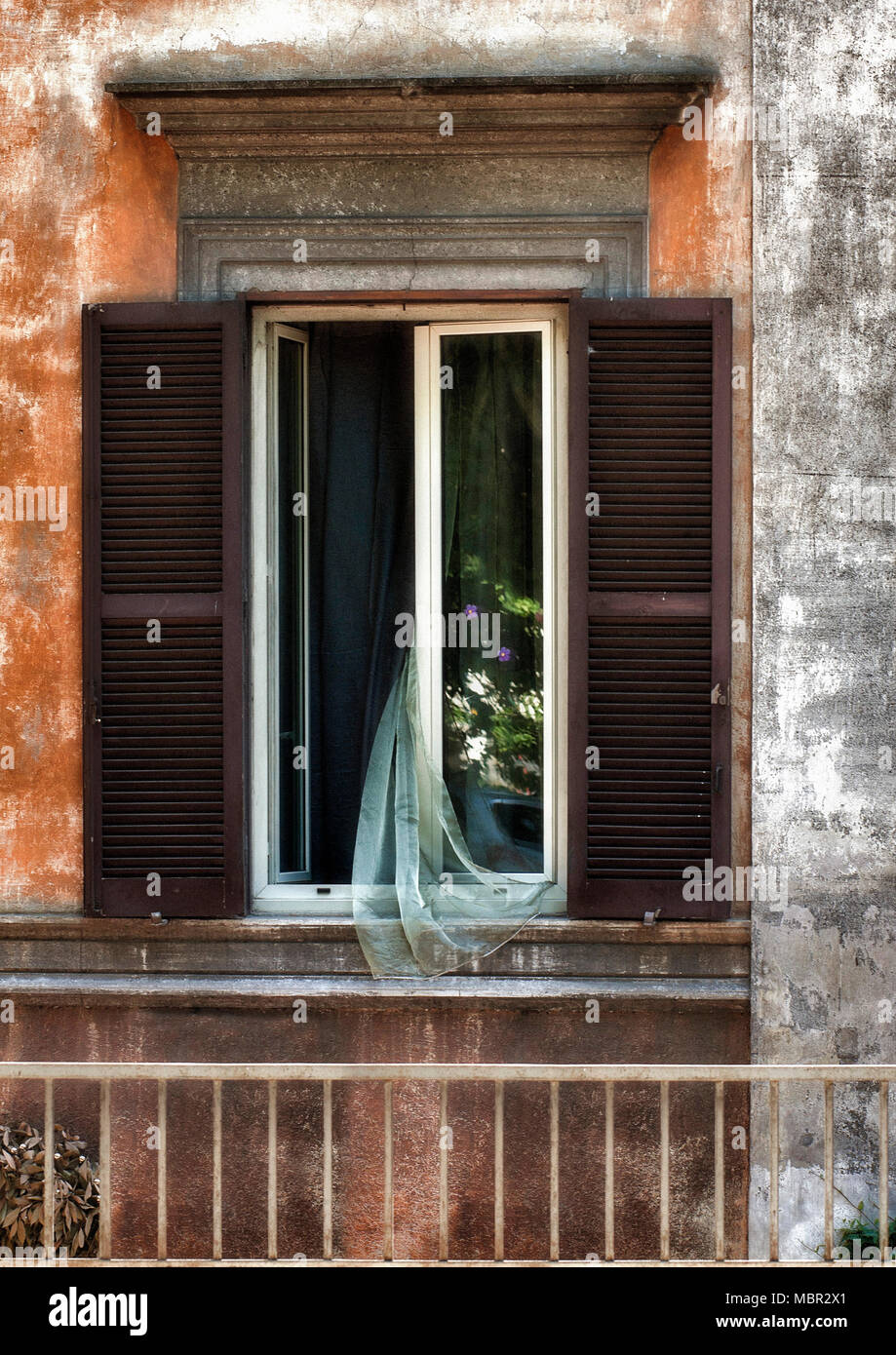 Rome architecture. Typical old window in Rome Stock Photo - Alamy