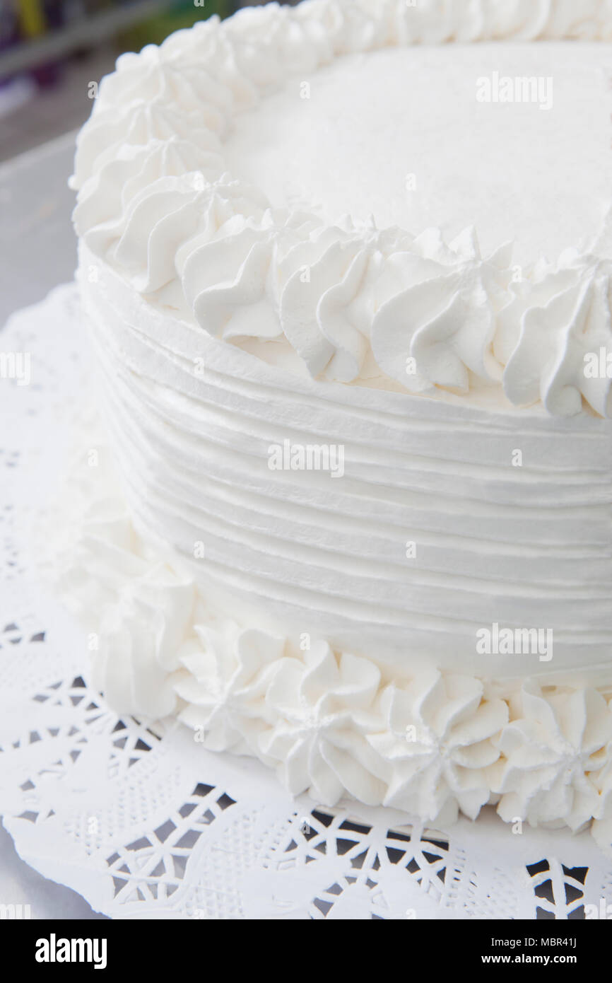 White soft cake topping hi-res stock photography and images - Alamy