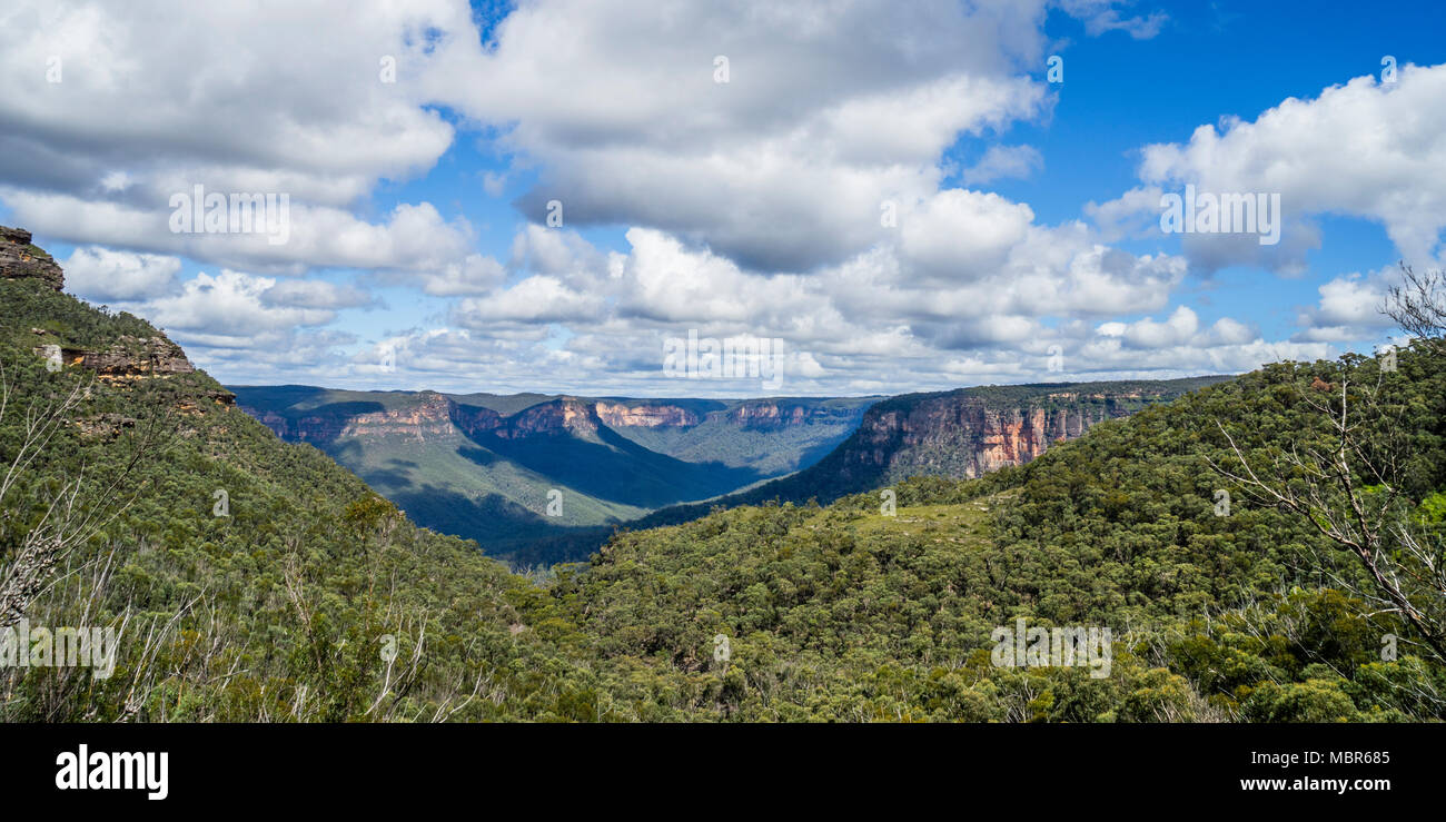 view of the Grose Valley in the Blue Mountains from the Bells Line of ...