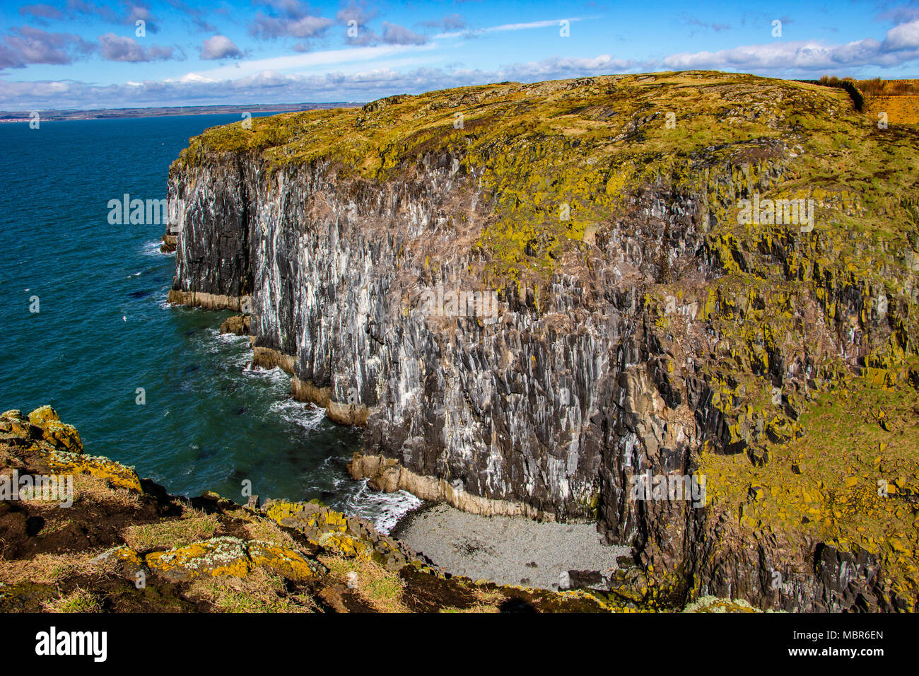 Rockface cliff beach hi-res stock photography and images - Alamy