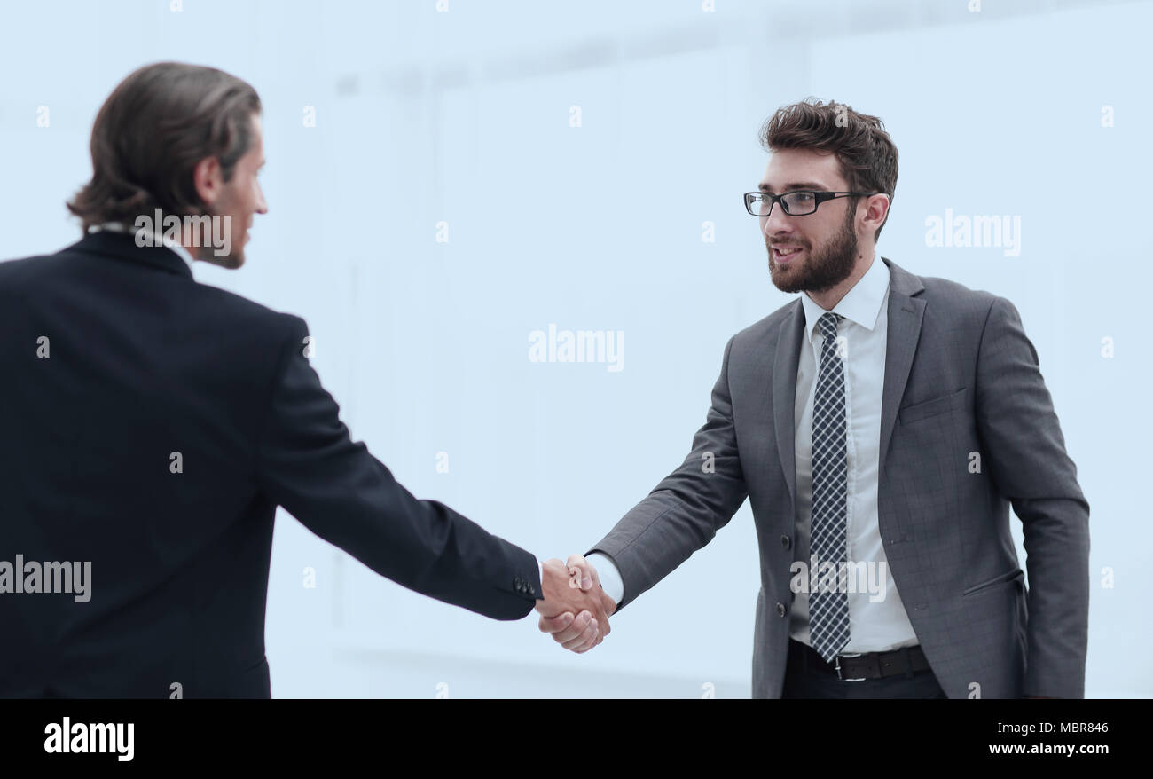 welcome and handshake of business partners Stock Photo - Alamy
