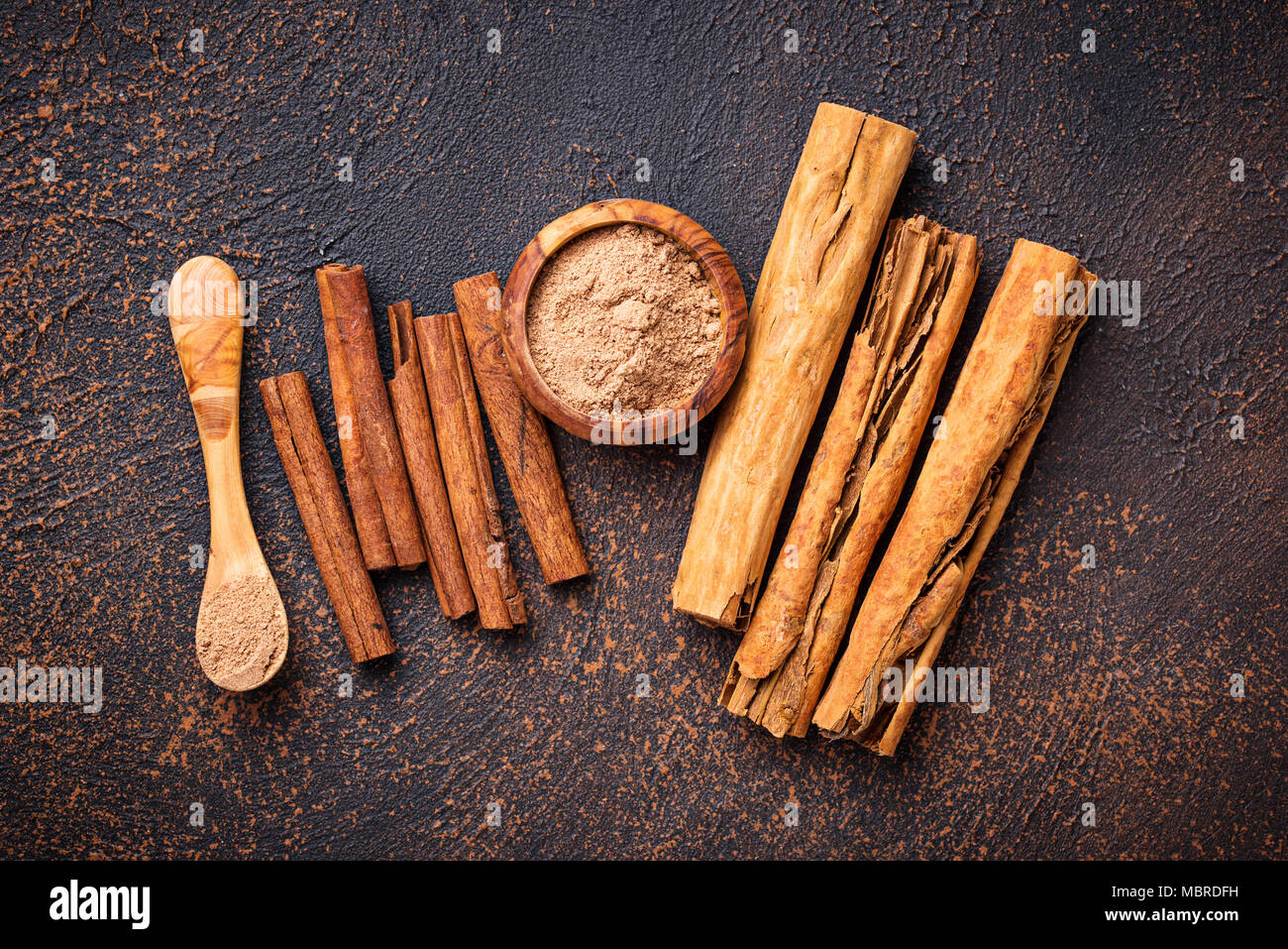 Ceylon cinnamon and cassia, sticks and powder Stock Photo - Alamy