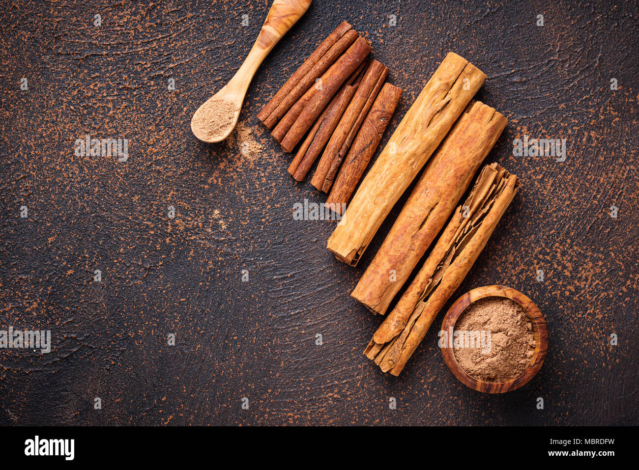 Ceylon cinnamon and cassia, sticks and powder Stock Photo - Alamy