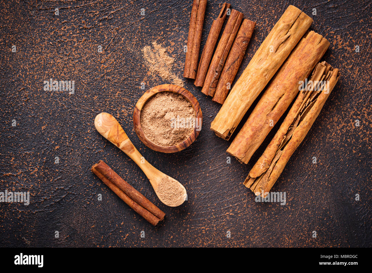 Ceylon cinnamon and cassia, sticks and powder Stock Photo - Alamy