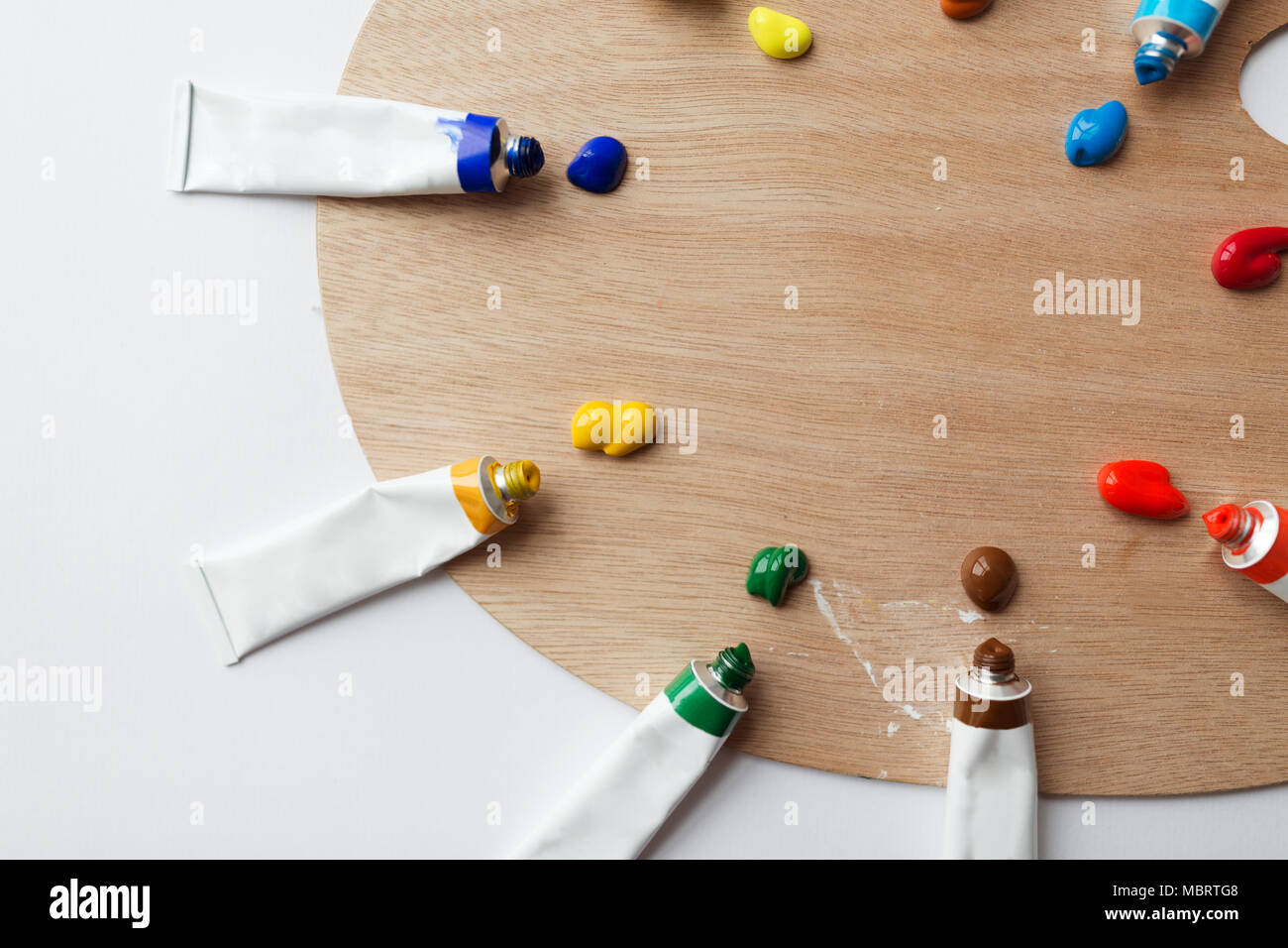 palette and acrylic color tubes or paint Stock Photo - Alamy