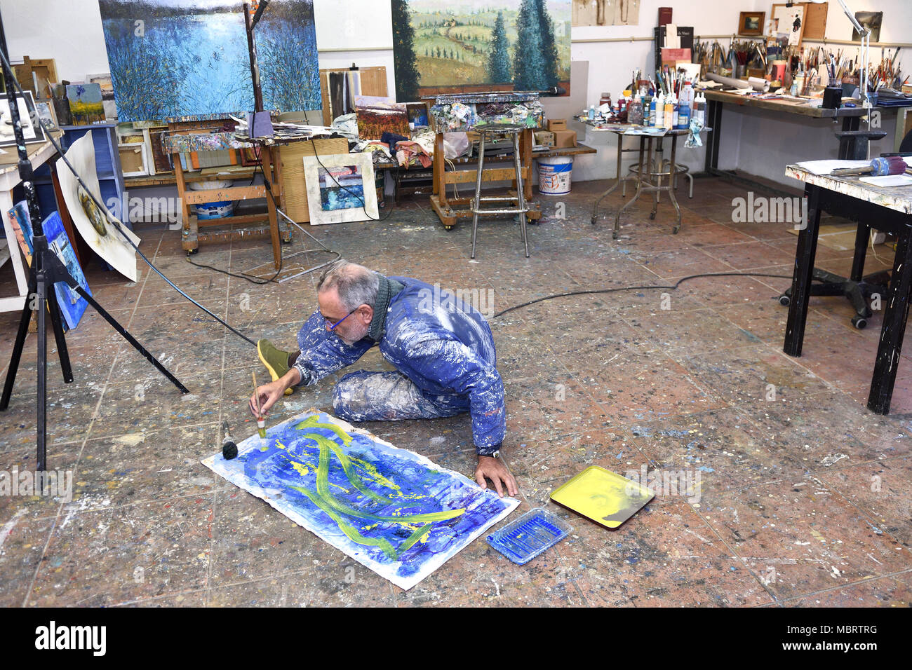 portrait of a painter artist who works in his studio Stock Photo - Alamy