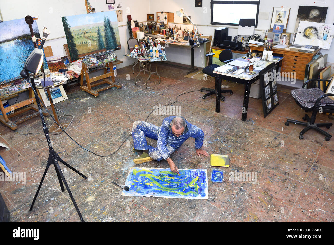 portrait of a painter artist who works in his studio Stock Photo - Alamy