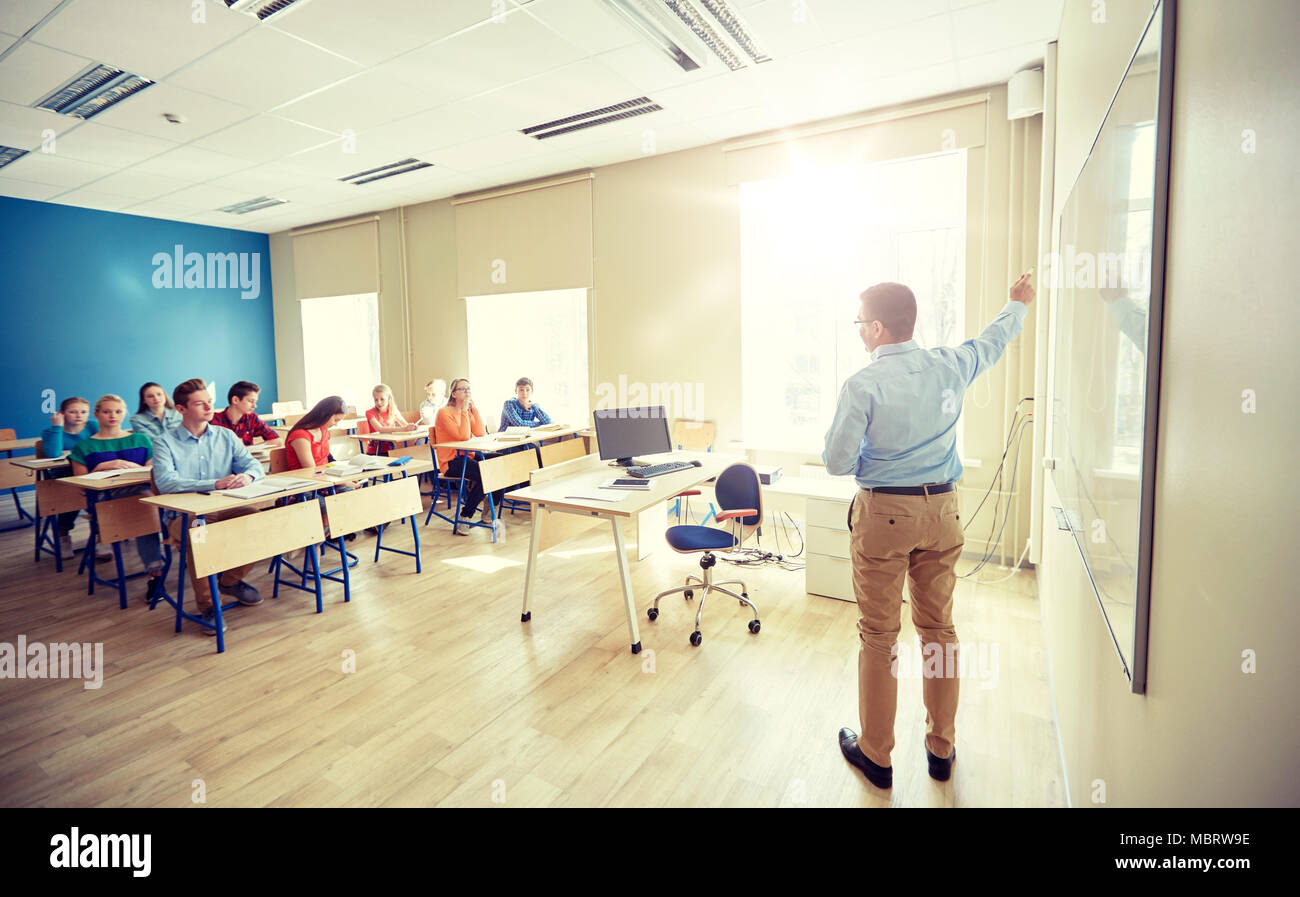High school girl presentation to class hi-res stock photography and ...