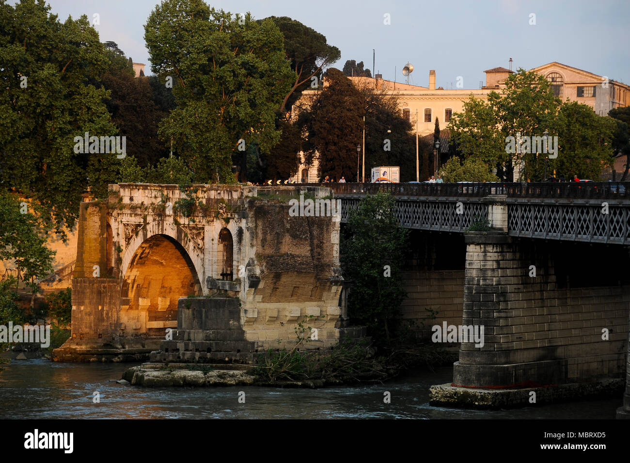 Ponte rotto roma hi-res stock photography and images - Alamy