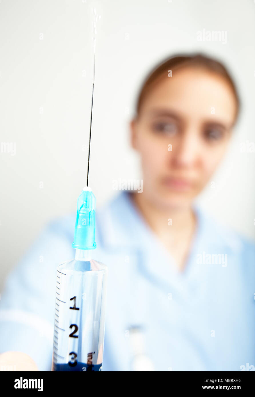 Nurse preparing syringe for injection Stock Photo - Alamy