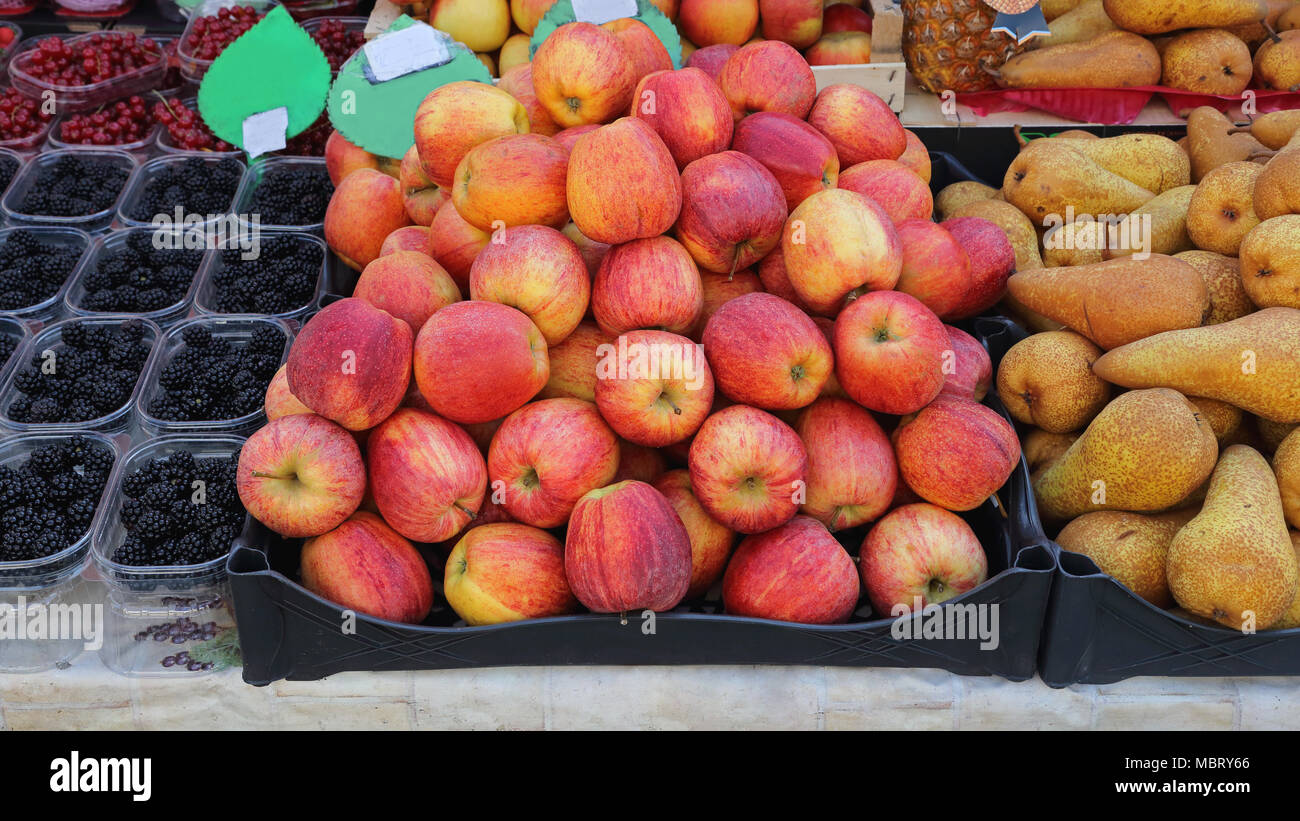 Red Apples in Crate at Farmers Market Stock Photo - Alamy