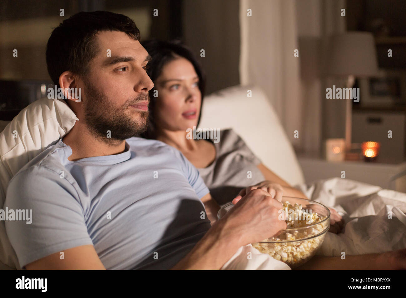 Couple watching tv night hi-res stock photography and images - Alamy