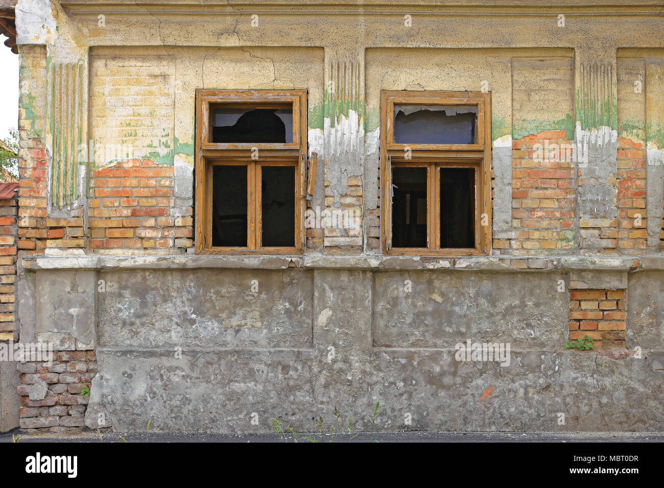 Abandoned Run Down House With Broken Windows Stock Photo - Alamy