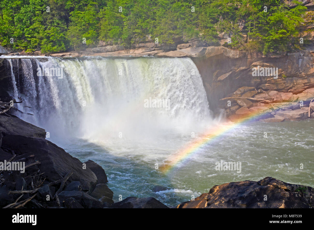 Rainbow on Cumberland Falls in Cumberland Falls State Park in Kentucky ...