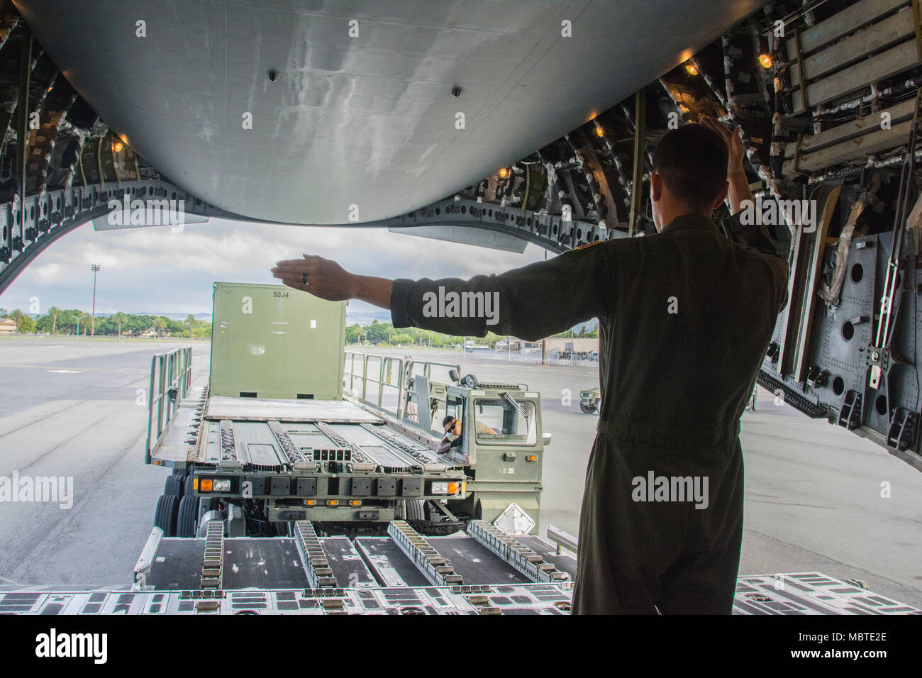 60k tunner aircraft loader hi-res stock photography and images - Alamy