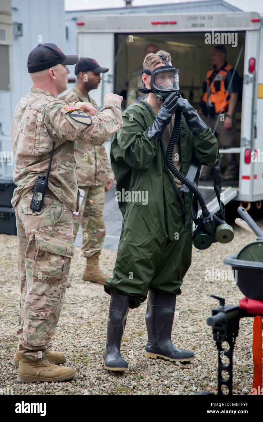 U.S. Army Reserve Soldiers with the 468th Engineer Detachment from ...
