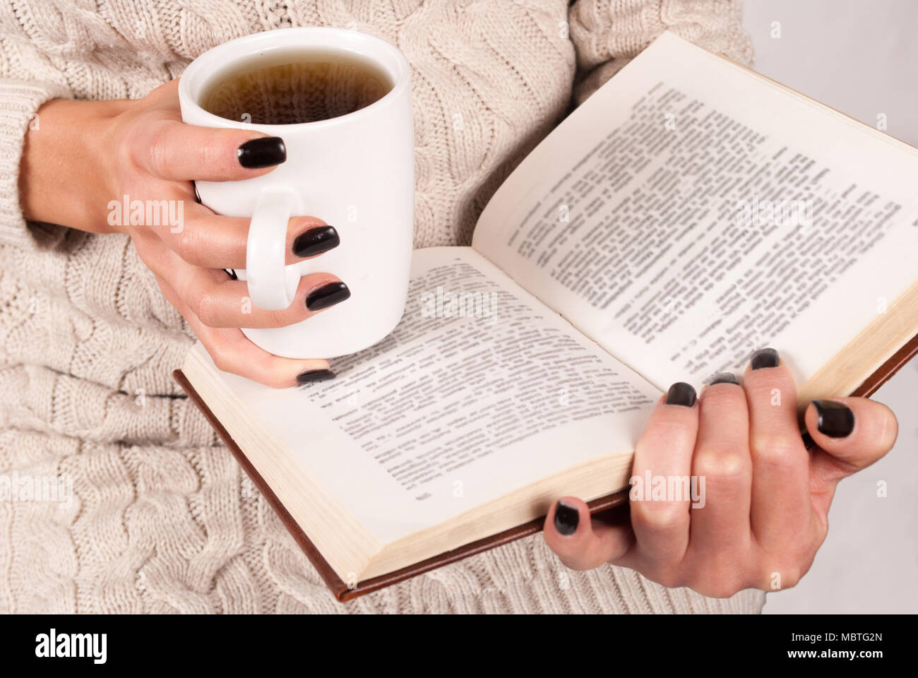 Reading book young woman holiday retro hi-res stock photography and ...