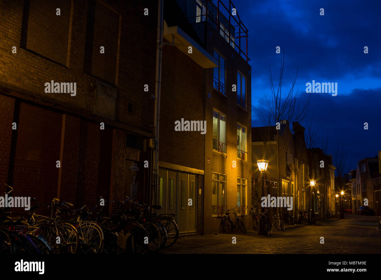 Dimly lit street hi-res stock photography and images - Alamy