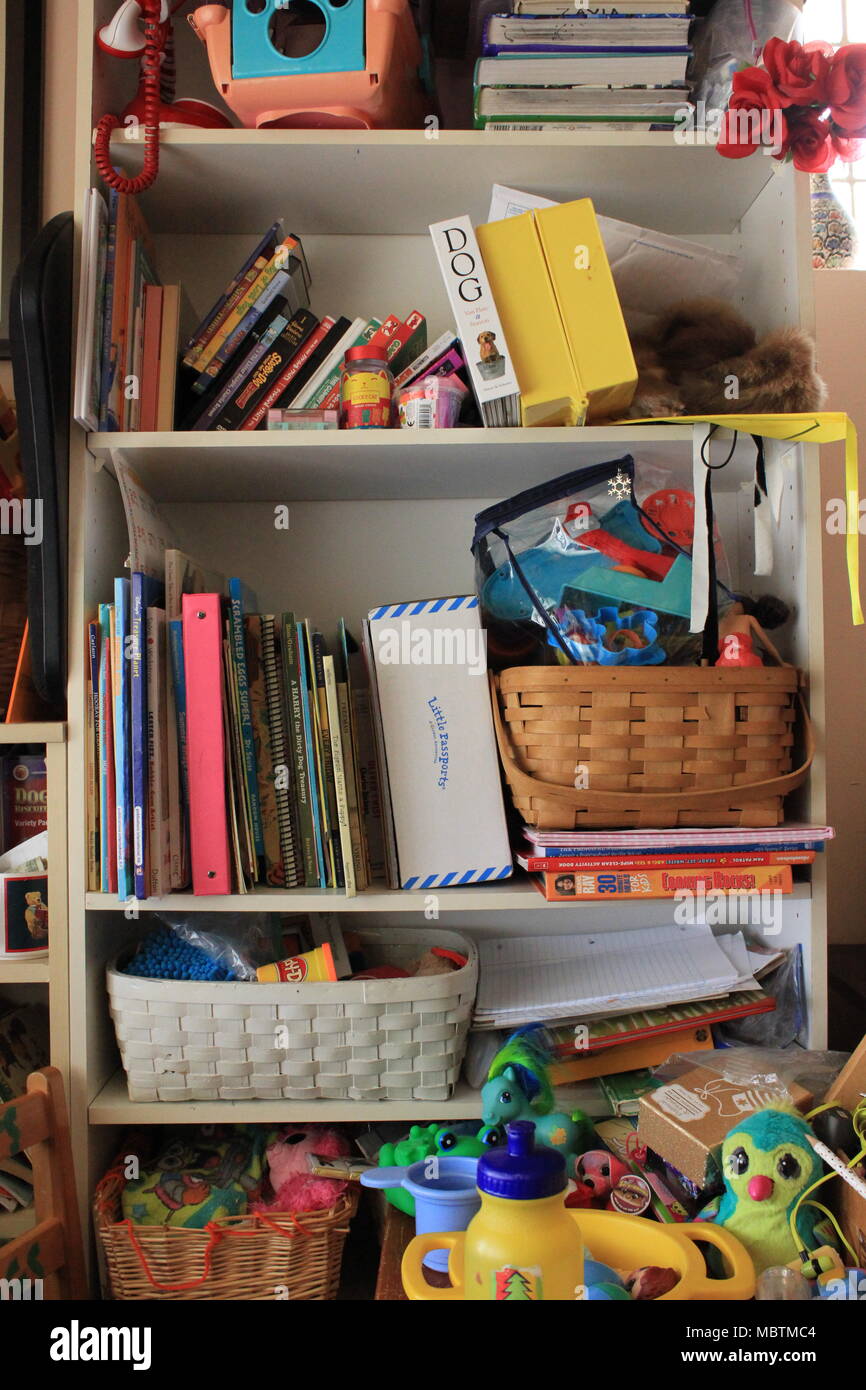 Overloaded book shelves hi-res stock photography and images - Alamy