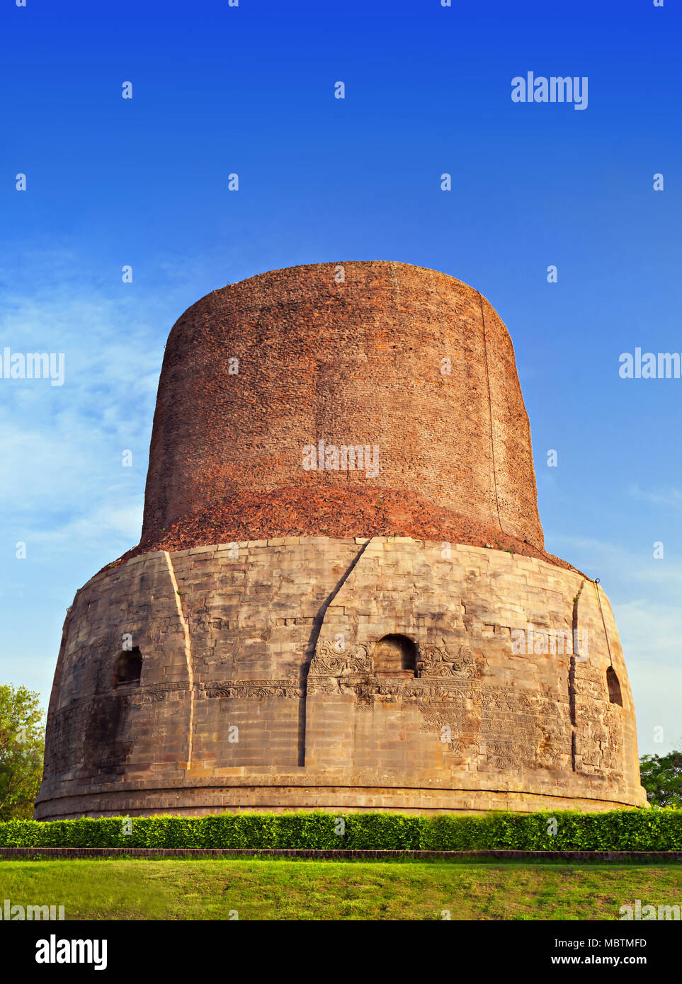 Dhamekh Stupa in Sarnath, Varanasi, India Stock Photo - Alamy