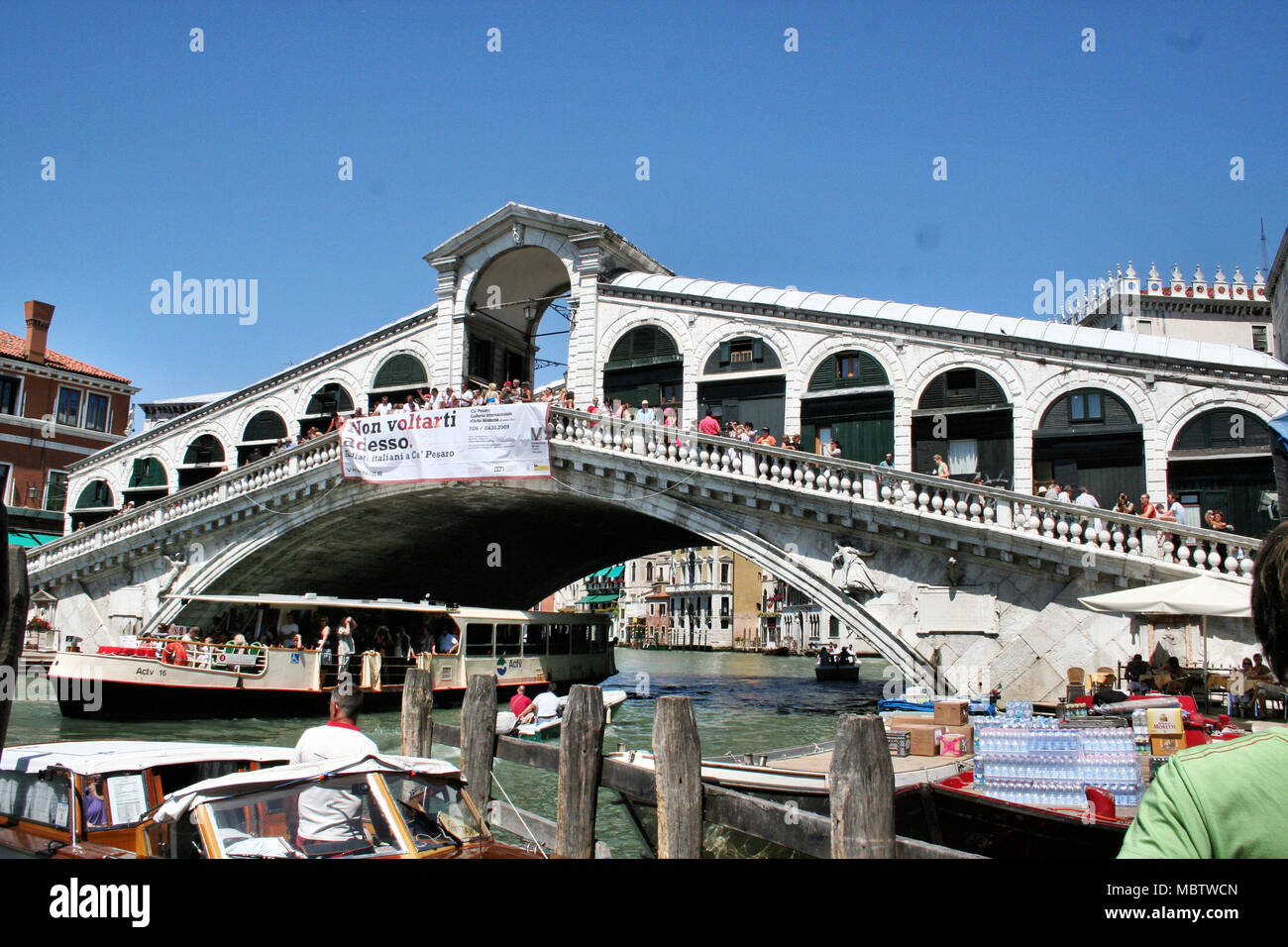 A view of the Rialto Bridge in Venice Stock Photo - Alamy