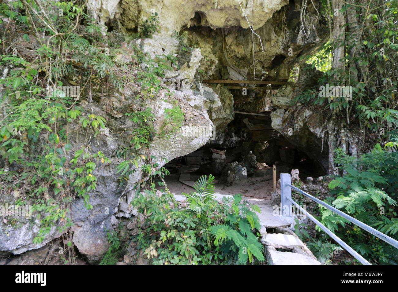Rotten Coffins, Guardians of the Dead (Tau-Tau’s) and Human Skulls in ...