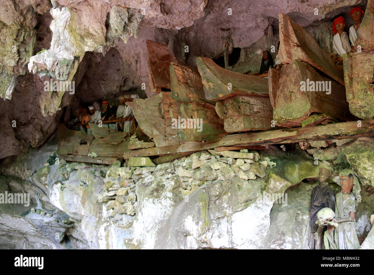 Rotten Coffins, Guardians of the Dead (Tau-Tau’s) and Human Skulls in ...