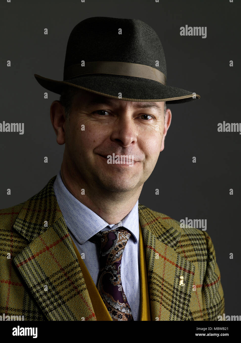 Antiques roadshow expert hi-res stock photography and images - Alamy