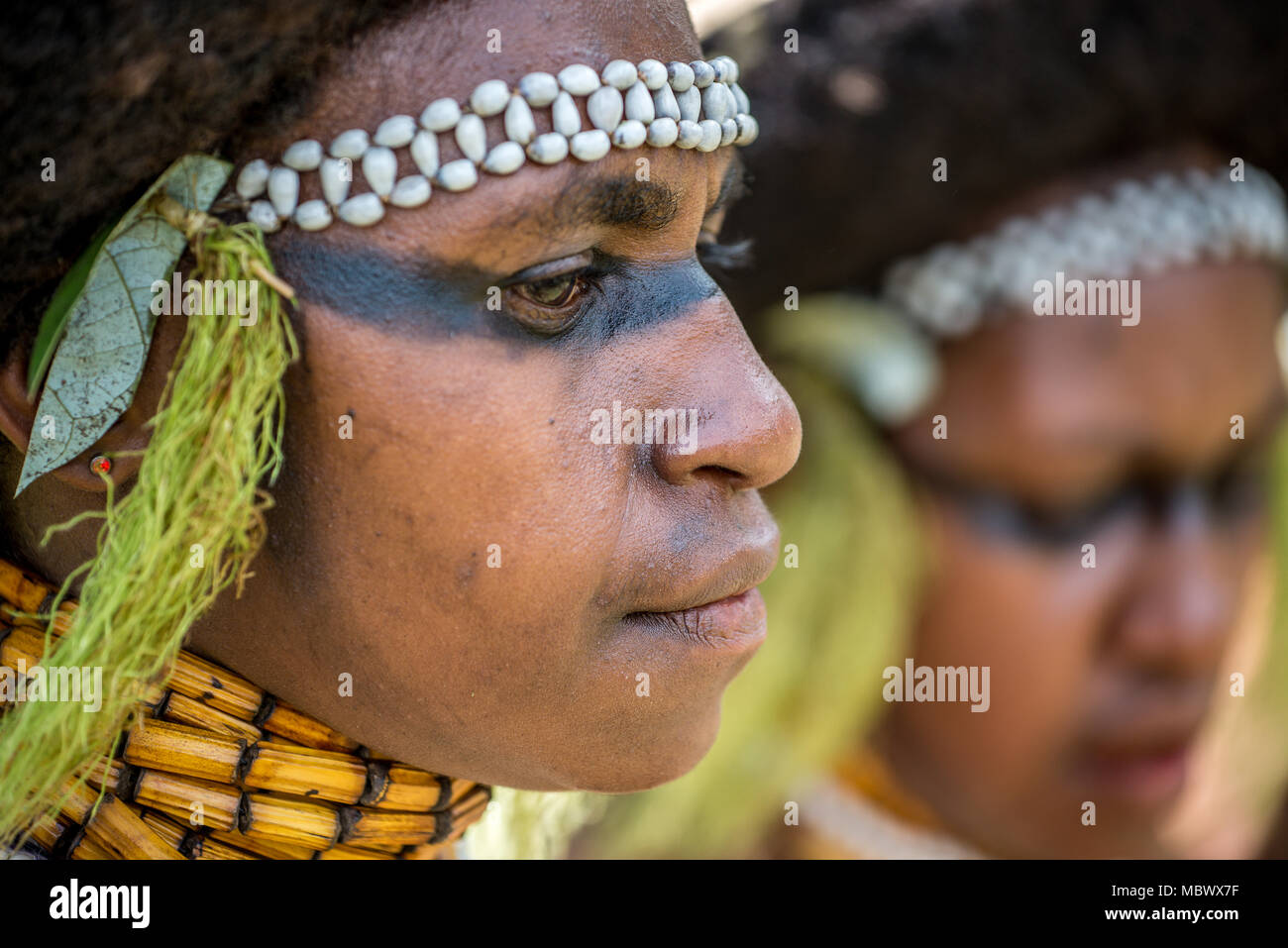 Close-up portrait of a Suli Muli woman from Enga with round human hair ...