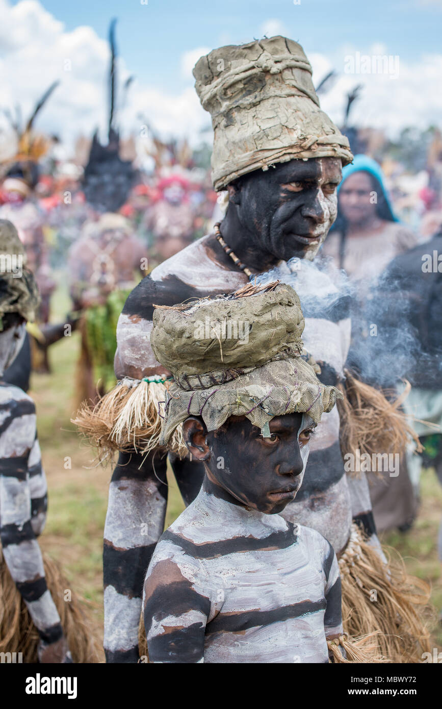 Mindima fiiremakers with smoking headdress, Mount Hagen Cultural Show ...