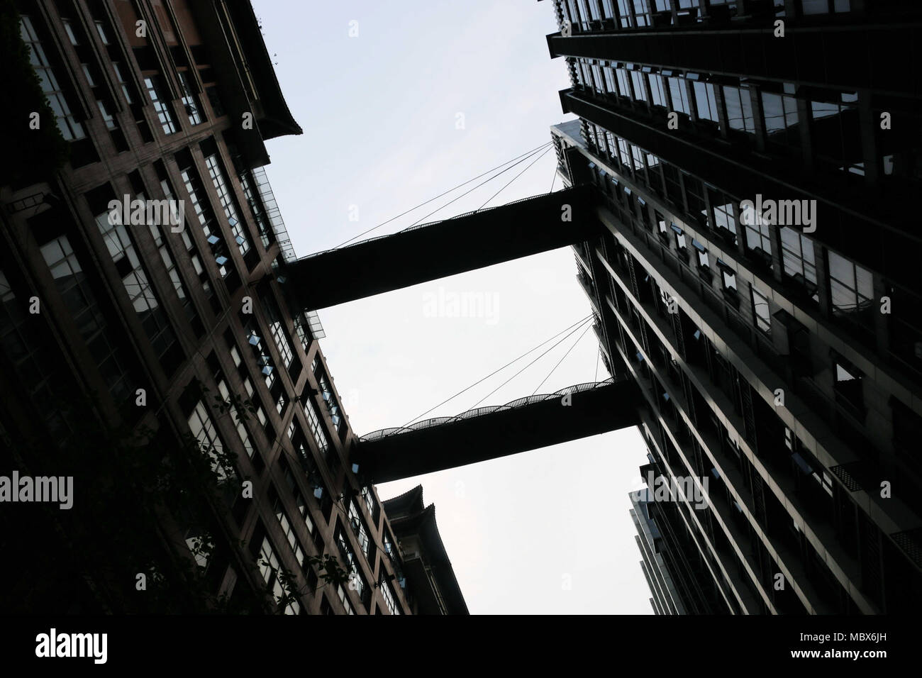 A bridge connecting two buildings hi-res stock photography and images ...