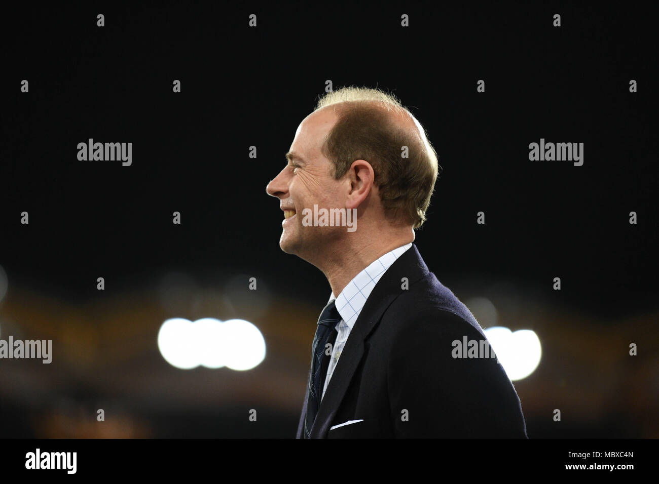 Prince Edward and Cathy Freeman present medals during the XXI ...
