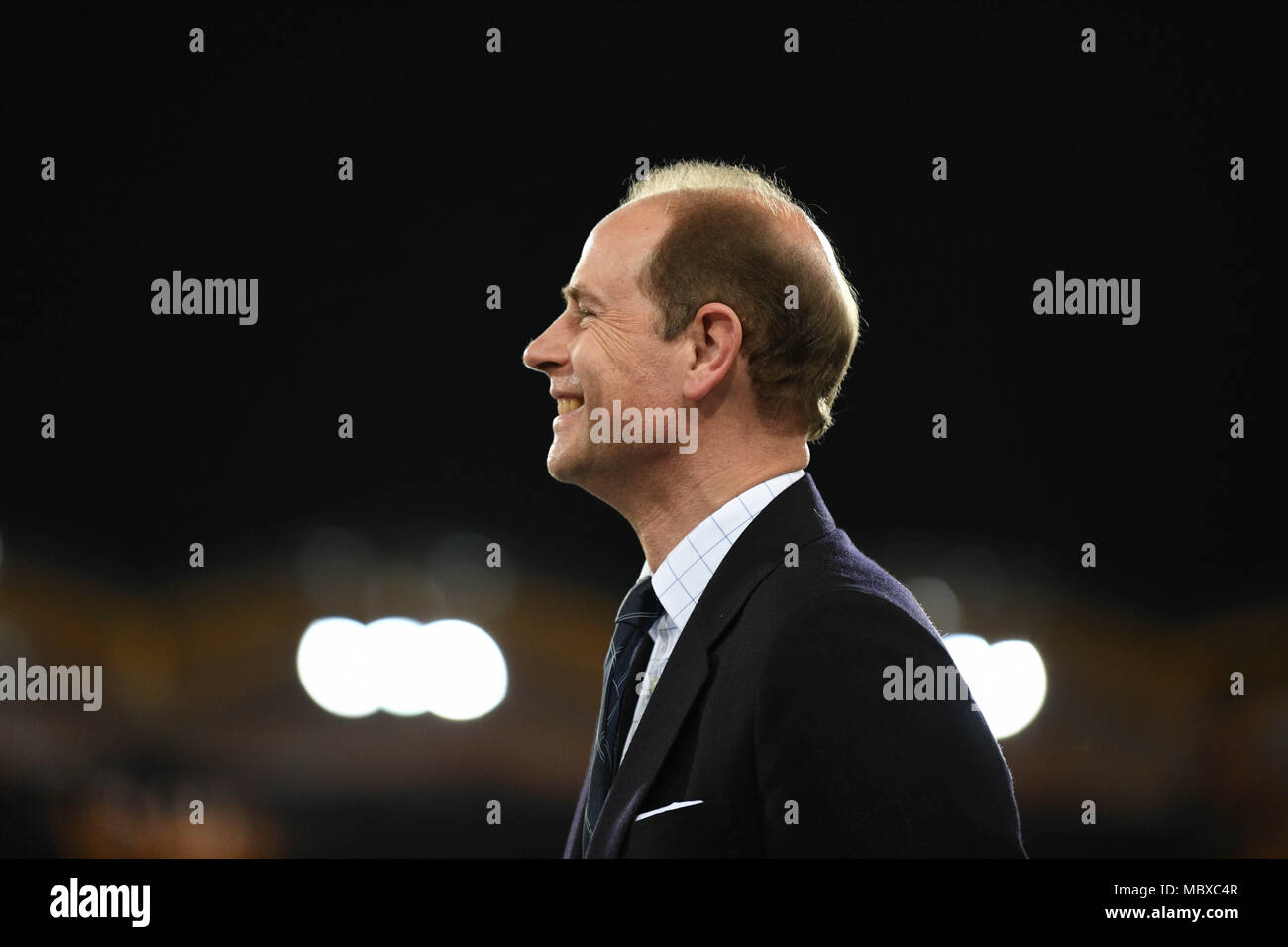 Prince Edward and Cathy Freeman present medals during the XXI ...