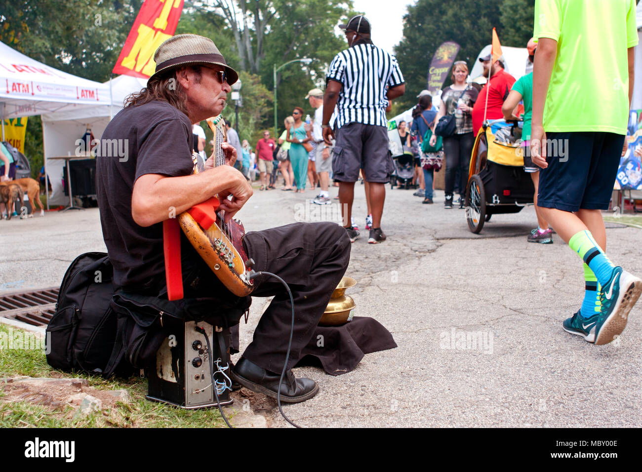 Pavement bass player hi-res stock photography and images - Alamy