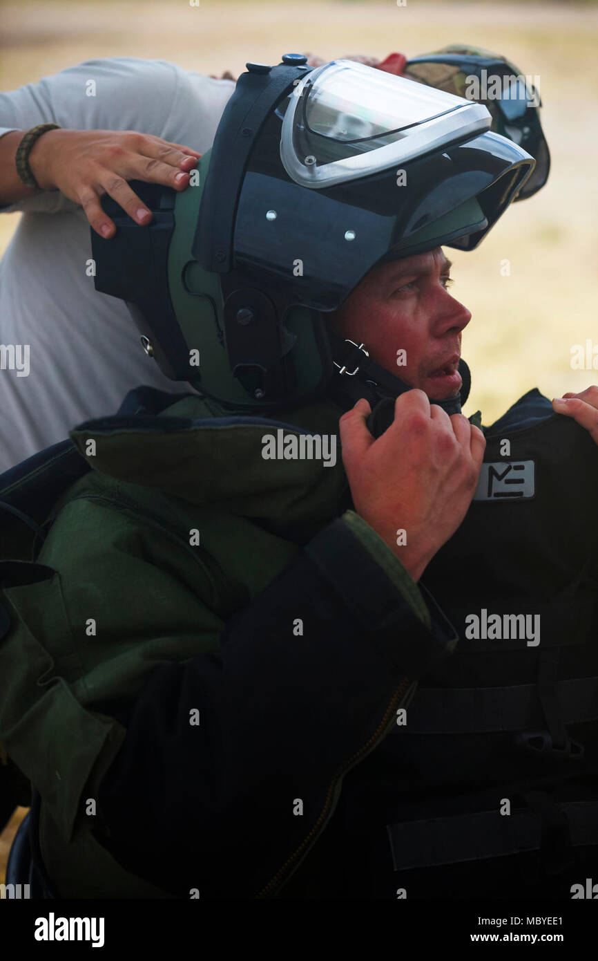 Navy eod bomb suit hi-res stock photography and images - Alamy