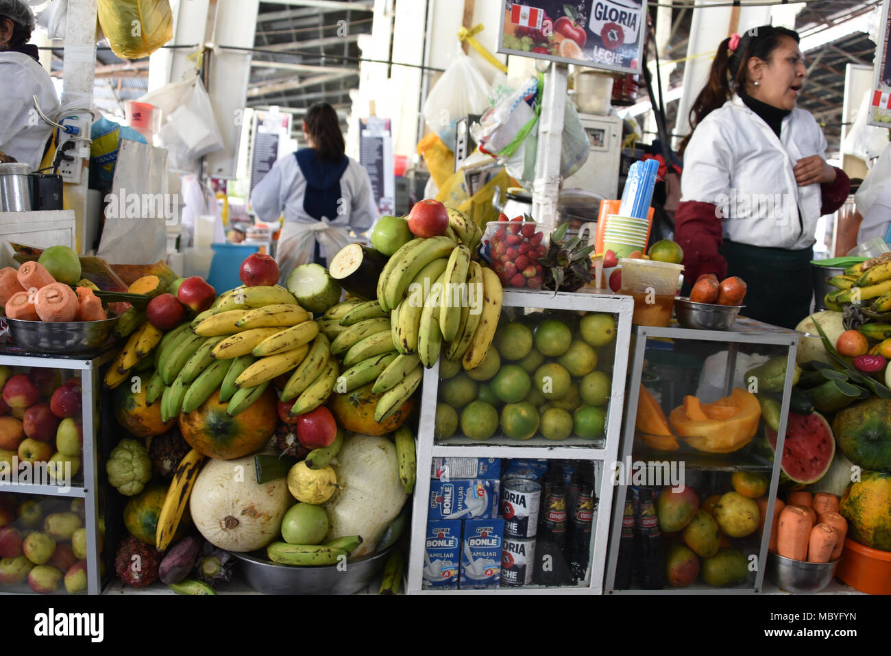 CUZCO, PERU - March 29, 2018: Fruit juice stalls in Mercado San Pedro ...